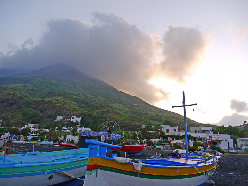 Beeindruckender Vulkan Stromboli - Urlaub in Kalabrien mit Idealtours